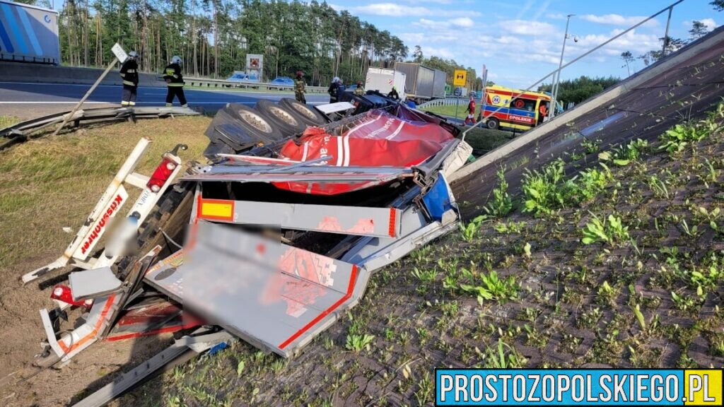 Wypadek tira na autostradzie A4.Kierowca z Mołdawii przewoził 23 tony