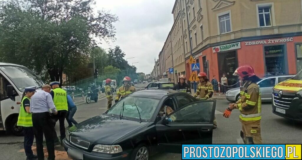 Zderzenie osobówki z autobusem w centrum Opola. Są osoby