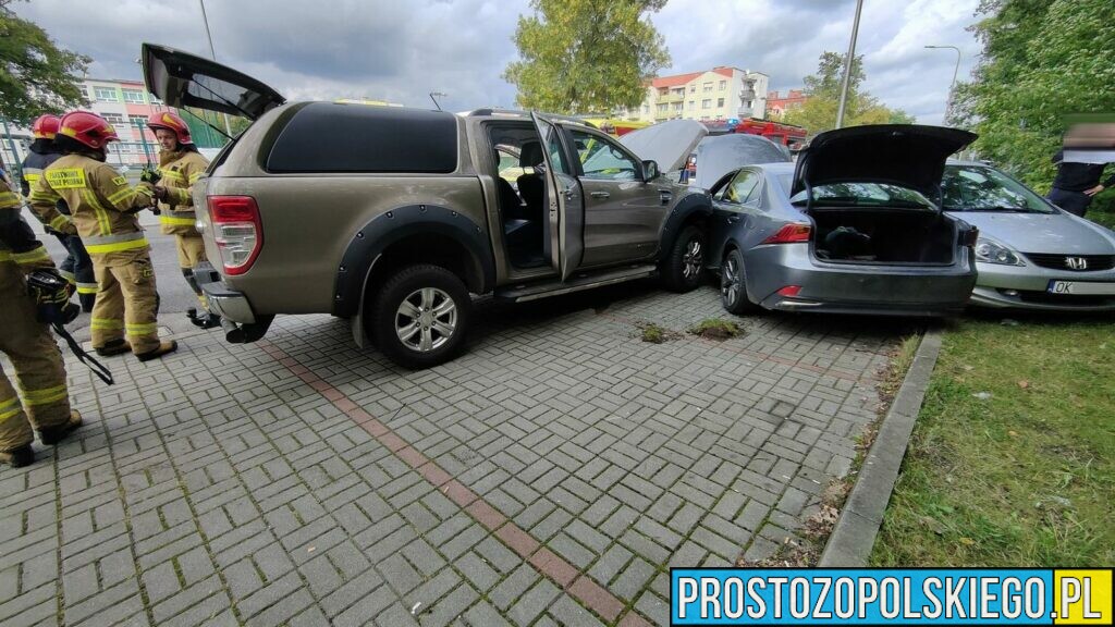 Kierujący fordem staranował kilka zaparkowanych samochodów