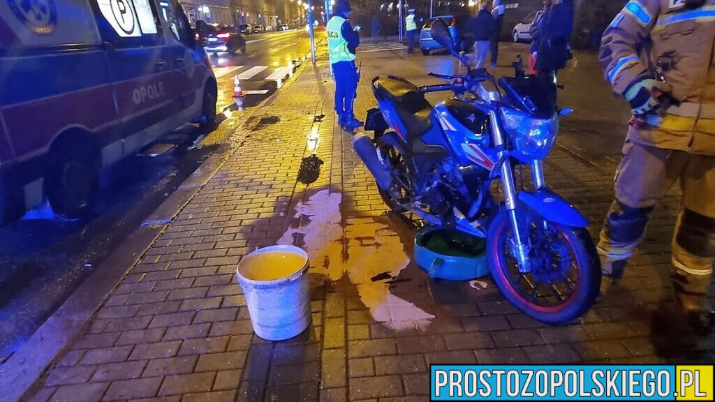 Zderzenie osobówki z motorowerem w centrum Opola. Chłopak