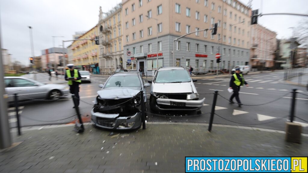 Zderzenie dwóch samochodów w centrum Opola. Kobieta z
