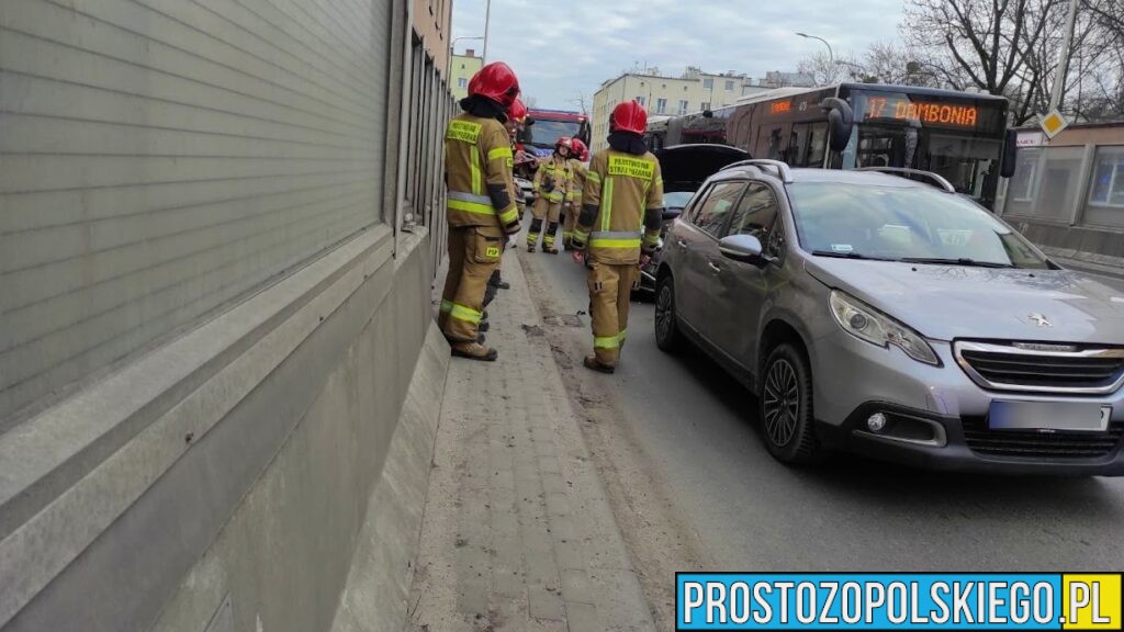 Zderzenie dwóch samochód osobowych w Opolu.Jednym z aut