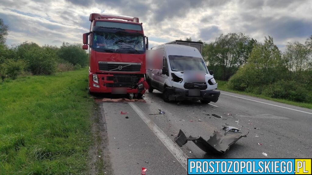 Zderzenie pojazdów na obwodnicy Opola koło Makro. Dwie osoby