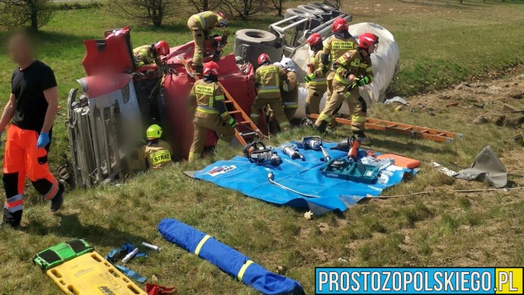 Wypadek ciężarówki na opolskim odcinku autostrady A4. W kabinie